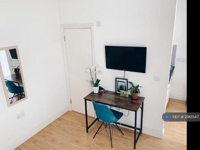 Camden High Street, London, NW1 Studio to rent £1,595 pcm £368 pw