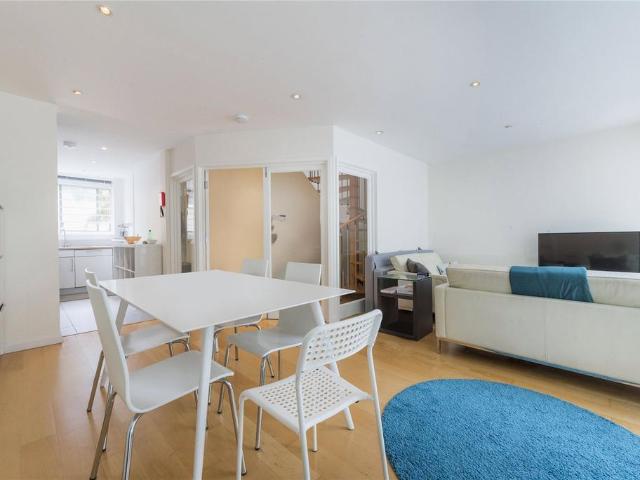 Camden Mews, Camden, London 3 bed mews to rent £4,350 pcm £1,004 pw