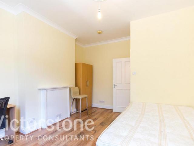 Camden Street, Camden, London, NW1 3 bed apartment to rent £3,450 pcm £796 pw