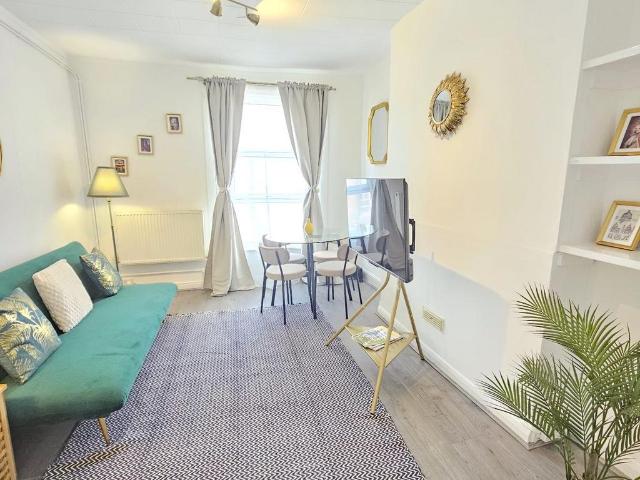 Camden Road, London NW1 1 bed flat to rent £2,200 pcm £508 pw