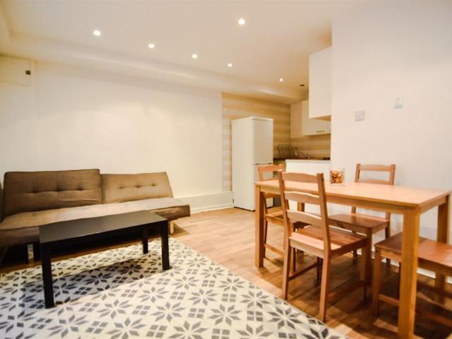 Camden Road, London NW1 2 bed flat to rent £2,250 pcm £519 pw