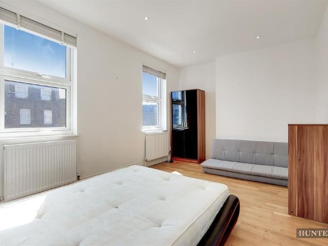 Camden Road, London NW1 3 bed flat to rent £3,000 pcm £692 pw