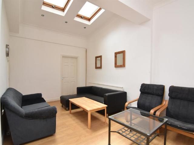 Camden Road, London NW1, 3 bed flat to rent, £3,100 pcm | PrimeLocation