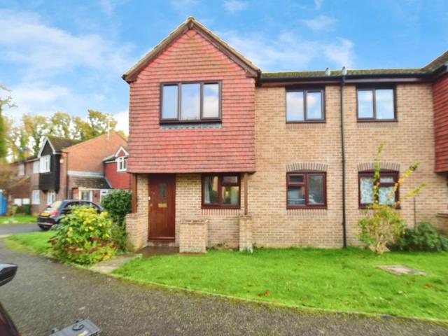 Camelot Close Southwater RH13 1 bed maisonette to rent £1,150 pcm £265 pw