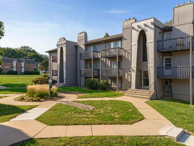 Camelot Village 2 Bedroom Apartment for Rent at 2344 N 92nd Ave, Omaha, NE 68134