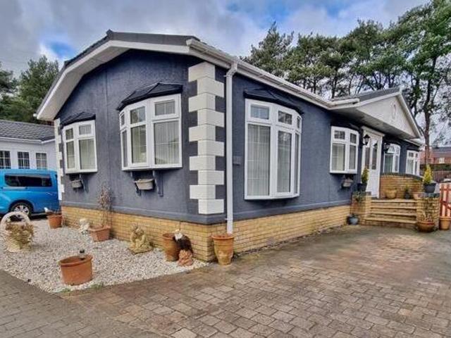Camellia Crescent, Oakwood Court, 2 Bedroom Mobile