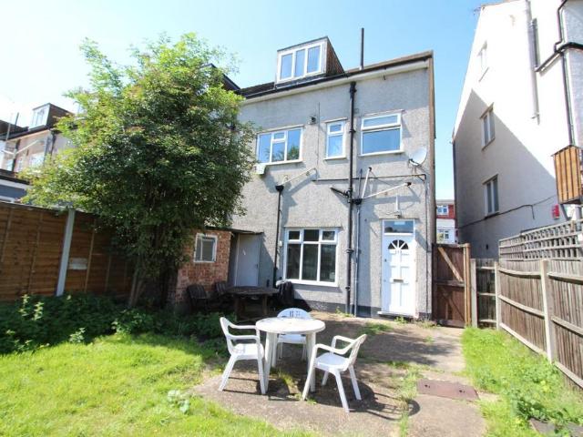 Camellia Lane, Surbiton KT5 4 bed maisonette to rent £3,200 pcm £738 pw