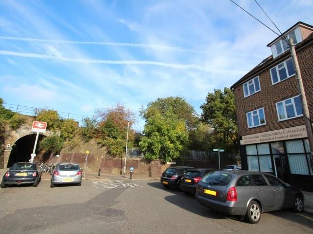 Camellia Lane, Surbiton KT5 3 bed flat to rent £2,085 pcm £481 pw