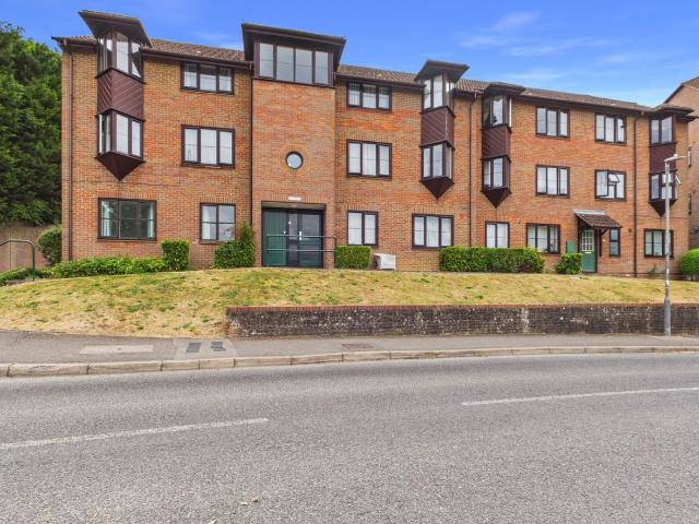 Cameron Road, Chesham, Buckinghamshire HP5, 2 bed flat to rent, £1,300 pcm | PrimeLocation
