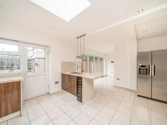 Cameron Road, London SE6 4 bed semi detached house to rent £3,000 pcm £692 pw