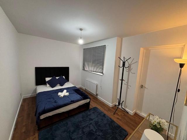 Camilla Road, London SE16 2 bed flat to rent £2,700 pcm £623 pw