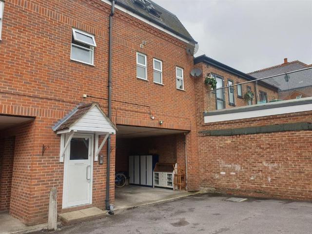 Camp Road, Farnborough GU14 1 bed apartment to rent £1,000 pcm £231 pw