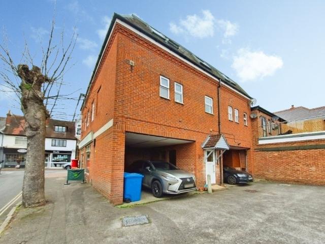 Camp Road, Farnborough GU14, 2 bed flat to rent, £1,200 pcm | PrimeLocation