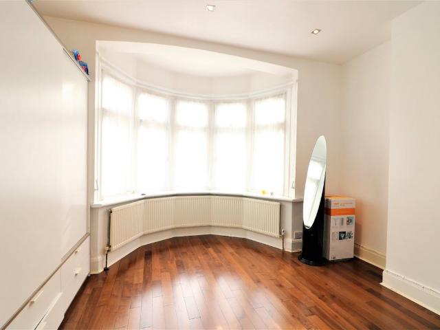 Campbell Avenue, Ilford IG6, Room to rent, £900 pcm | PrimeLocation