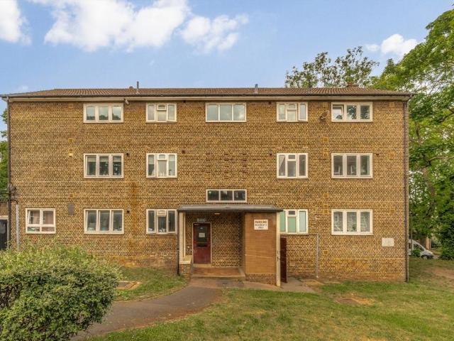 Campbell Close, London 3 bed flat to rent £1,800 pcm £415 pw