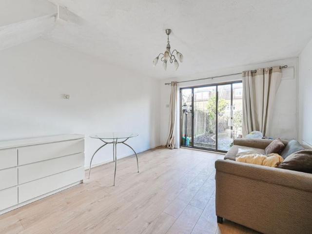 Campbell Close, Streatham, London, SW16 2 bed house to rent £2,400 pcm £554 pw