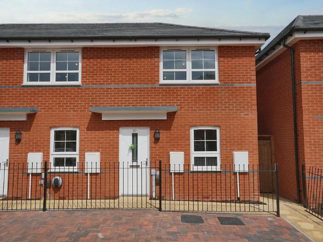 Campbell Drive, Upper Lighthorne. 2 bed detached house to rent £1,275 pcm £294 pw