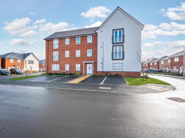 Campbell Drive, Upper Lighthorne. 2 bed flat to rent £1,075 pcm £248 pw