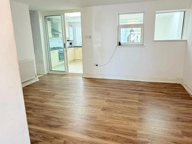 Campden Crescent, Dagenham, Essex, RM8 2 bed flat to rent £1,850 pcm £427 pw