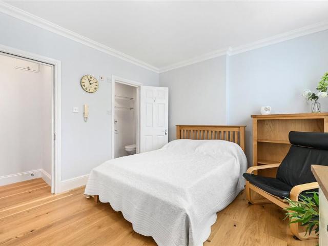 Campden Grove, Kensington, London, W8 Studio to rent £1,950 pcm £450 pw
