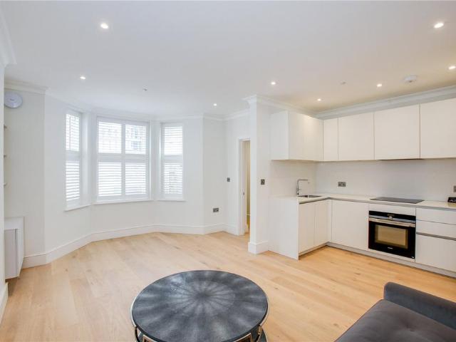 Campden Hill Gardens, Kensington. 2 bed apartment to rent £3,098 pcm £715 pw