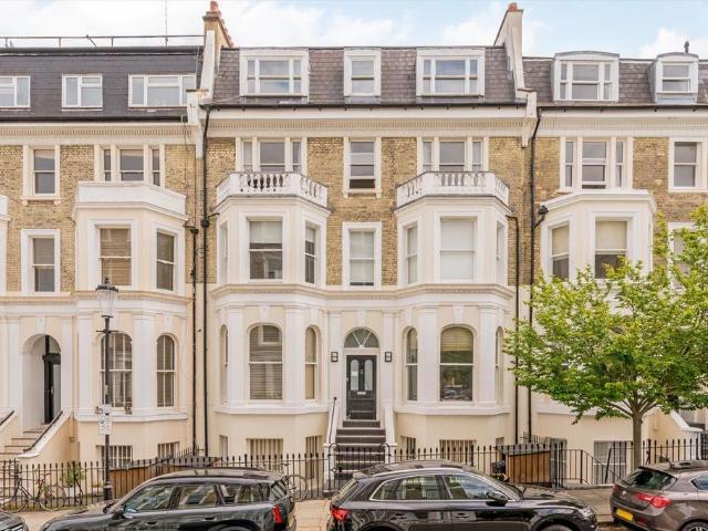 Campden Hill Gardens, London W8 2 bed flat to rent £4,500 pcm £1,038 pw