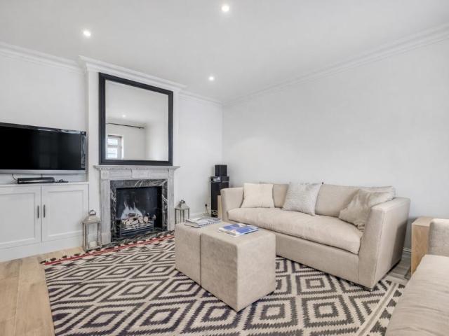 Campden House Close Kensington W8 3 bed house to rent £5,993 pcm £1,383 pw