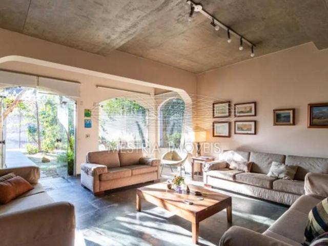 Campo Belo | Casa com 329 m² de área construída | Ideal para ser modernizada!