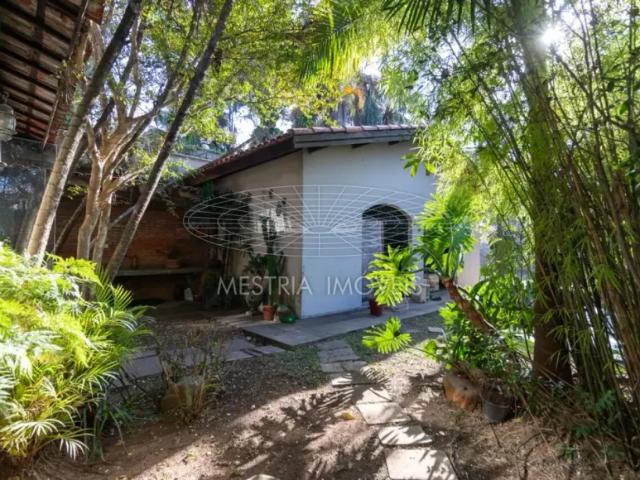 Campo Belo | Casa com 329 m² de área construída | Ideal para ser modernizada!