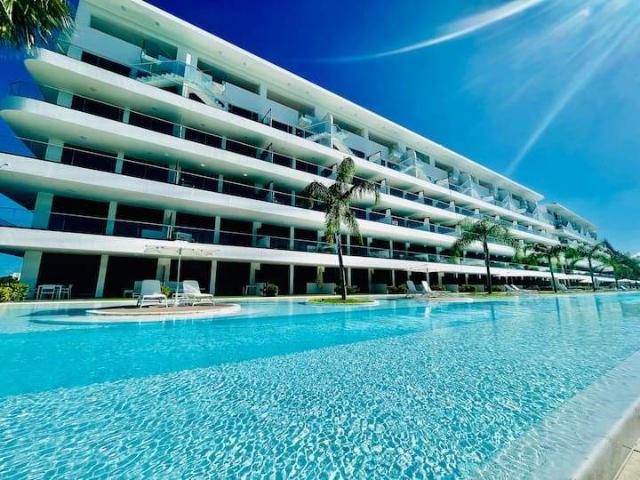 Campo de golf y piscina frente al condominio Cana Rock