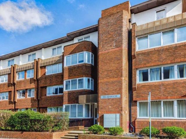 Cantelupe Road, West Sussex RH19 2 bed apartment to rent £1,525 pcm £352 pw