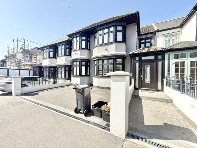 Canterbury Avenue, Ilford IG1, Room to rent, £1,000 pcm | PrimeLocation