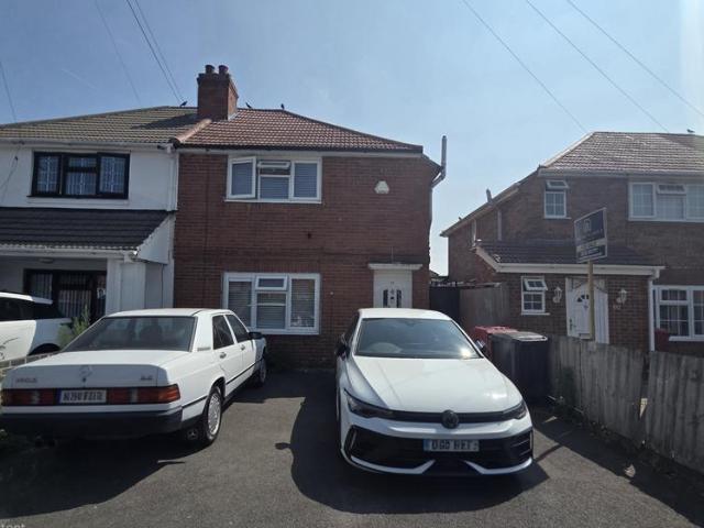 Canterbury Avenue, Slough, Berkshire. 3 bed semi detached house to rent £2,195 pcm £507 pw