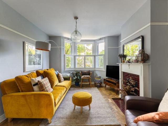 Canterbury Grove London SE27 3 bed semi detached house to rent £4,000 pcm £923 pw