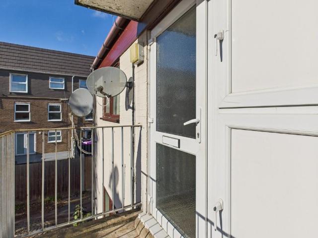 Canterbury Place 3 bed flat to rent £1,365 pcm £315 pw
