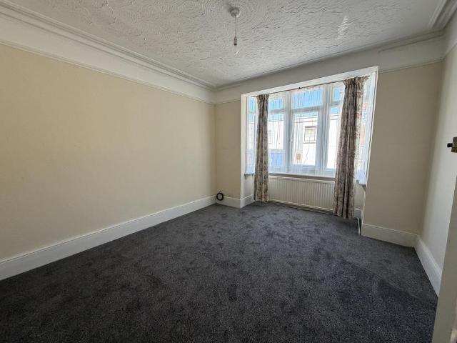 Canterbury Street, Gillingham ME7 1 bed flat to rent £1,047 pcm £242 pw