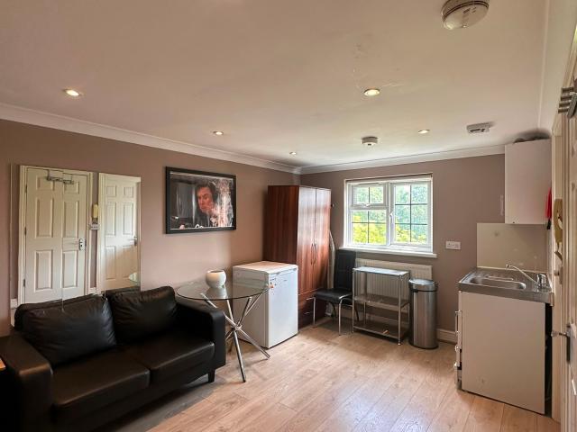 Cantley Gardens Room 6 Ilford IG2 6QA Century 21 United Kingdom