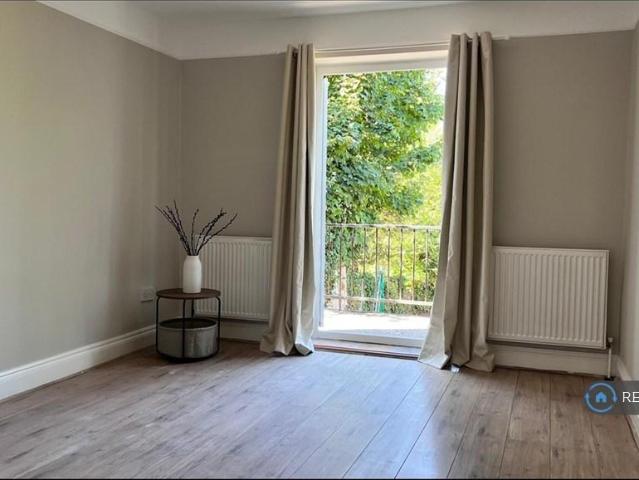 Cantwell Road, London, SE18 2 bed flat to rent £1,950 pcm £450 pw