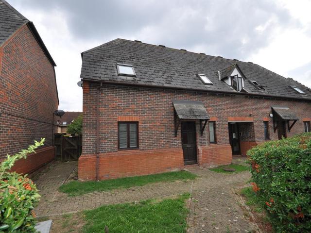 Canvey Walk, Chelmsford CM1 1 bed apartment to rent £1,075 pcm £248 pw