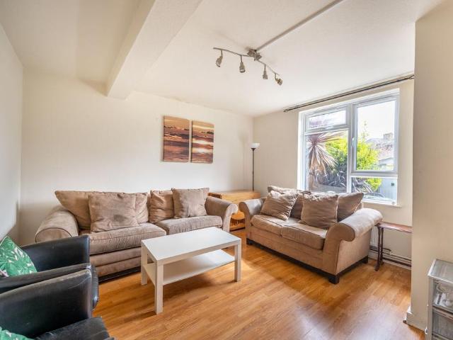 Canada Crescent, Acton, London, W3 3 bed flat to rent £2,600 pcm £600 pw