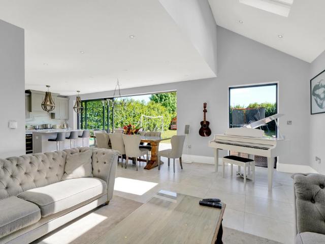Canada Road, Cobham, KT11 4 bed detached house to rent £4,500 pcm £1,038 pw