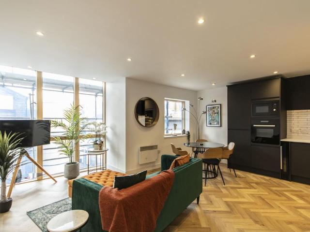 Canal Wharf, Waterfront Walk. 1 bed apartment to rent £1,125 pcm £260 pw