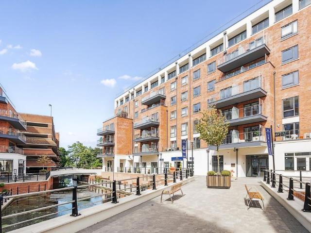 Canal Side Maidenhead SL6 2 bed apartment to rent £2,250 pcm £519 pw
