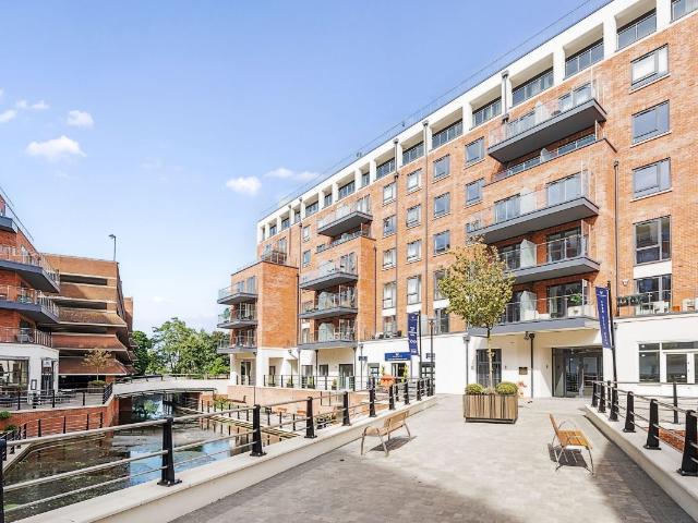 Canal Side, Maidenhead SL6, 2 bed flat to rent, £2,250 pcm | PrimeLocation