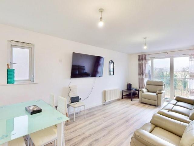Canalside Gardens, Southall, UB2 3 bed apartment to rent £2,200 pcm £508 pw