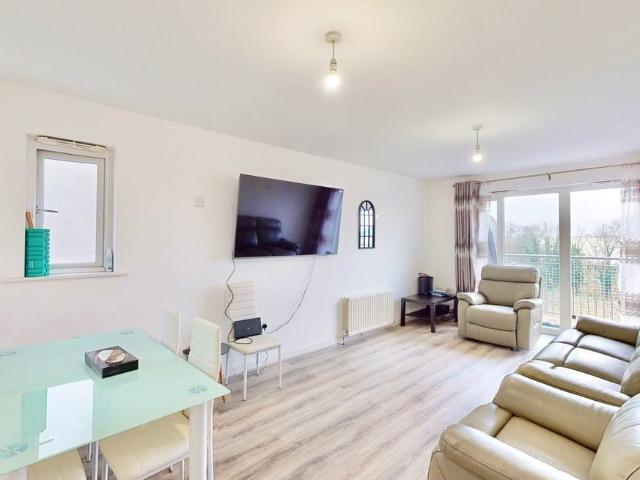 Canalside Gardens, Southall UB2, 3 bed flat to rent, £2,200 pcm | PrimeLocation