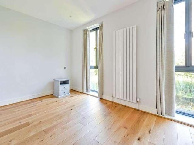 Canalside Mews, Woking, GU21