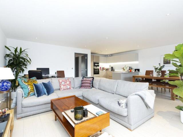 Canalside Square, London, N1 2 bed apartment to rent £4,000 pcm £923 pw