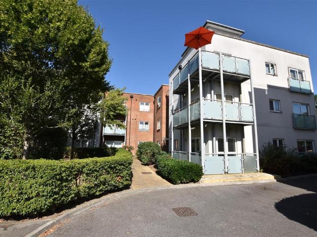 Canalside, Redhill, Surrey 2 bed apartment to rent £1,600 pcm £369 pw