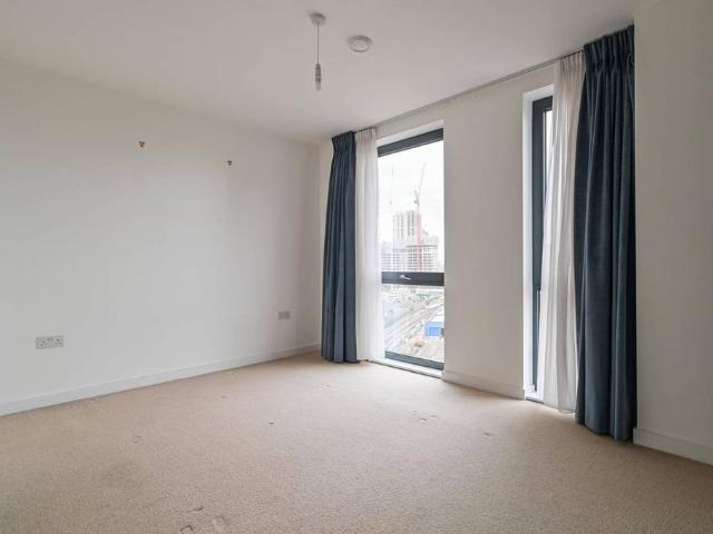 Canary Wharf, London, E14 2 bed flat to rent £2,701 pcm £623 pw